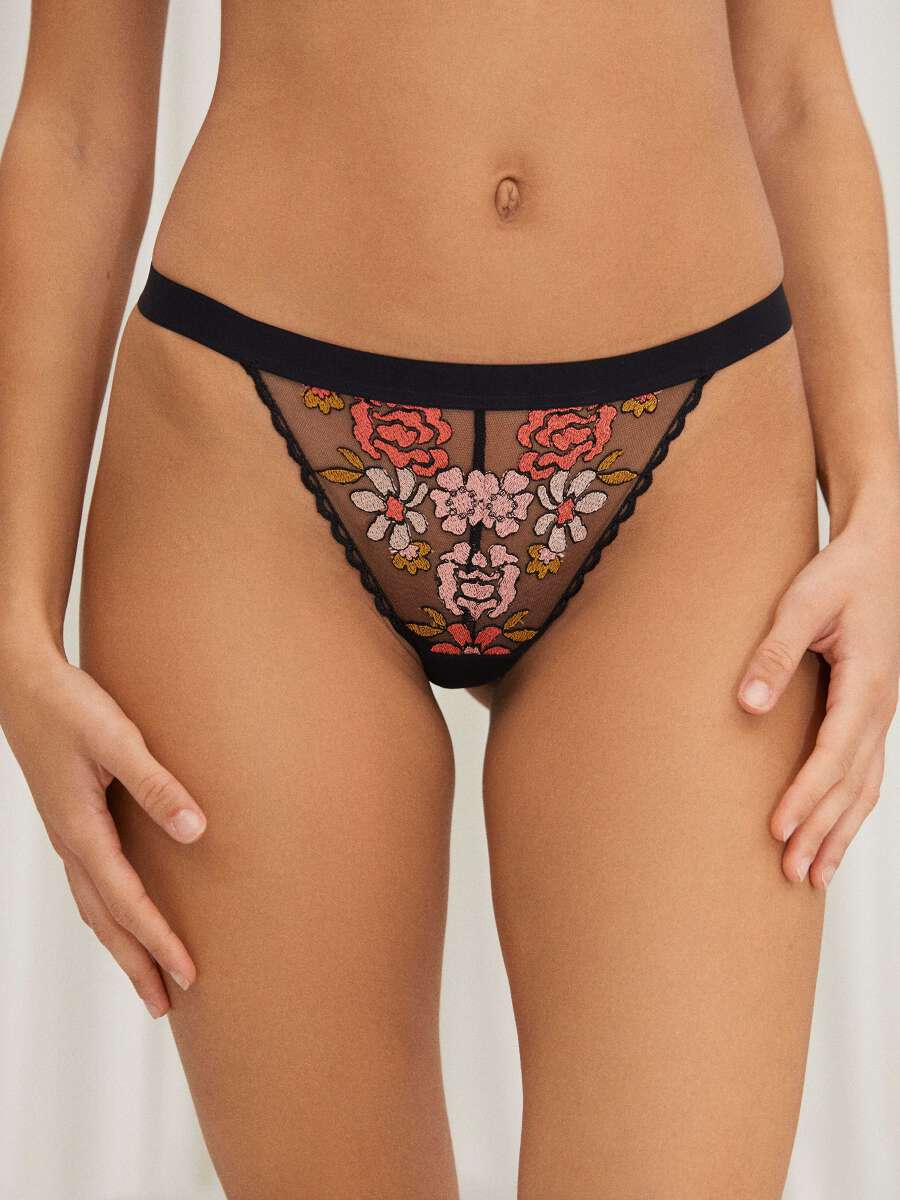 String - Donna Noir | Darjeeling